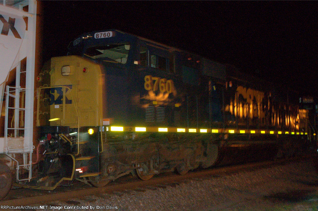 CSX SD60M 8760 trails on Q417-16